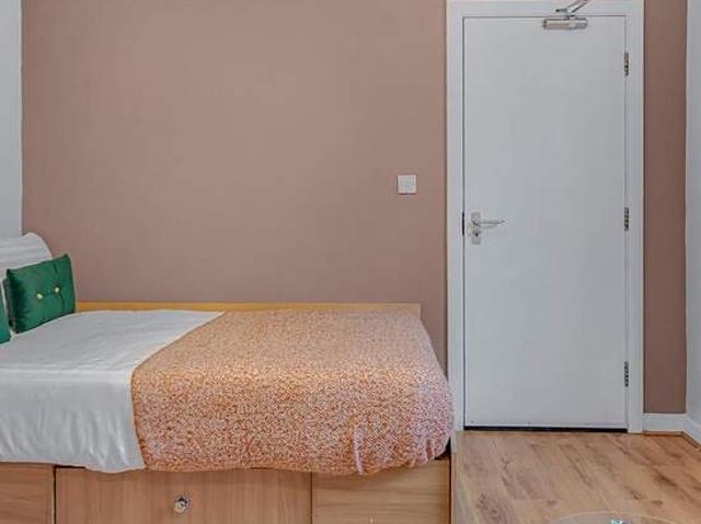 1 bedroom flat in Leeds