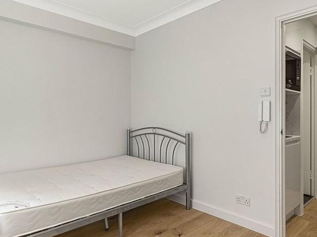 1 bedroom flat in London