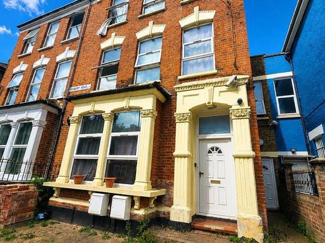 1 bedroom flat in London