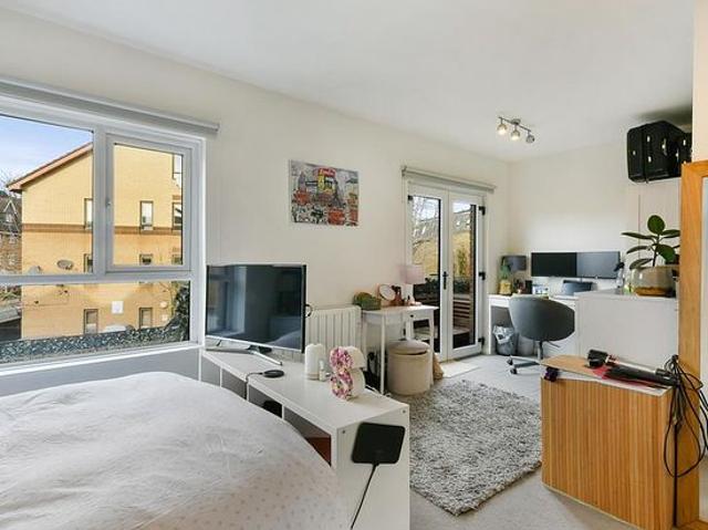 1 bedroom flat in London