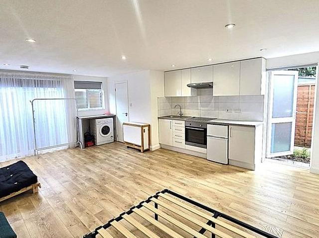 1 bedroom flat in London