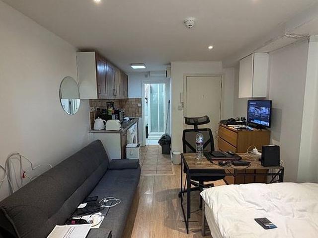 1 bedroom flat in London