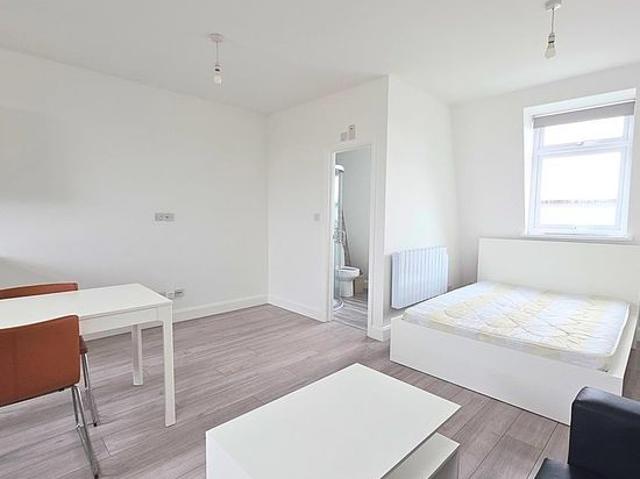 1 bedroom flat in London