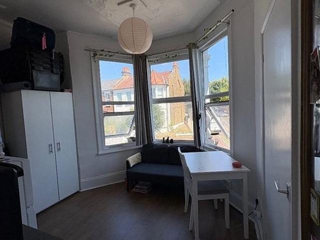 1 bedroom flat in London