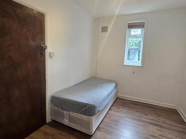 1 bedroom flat in London