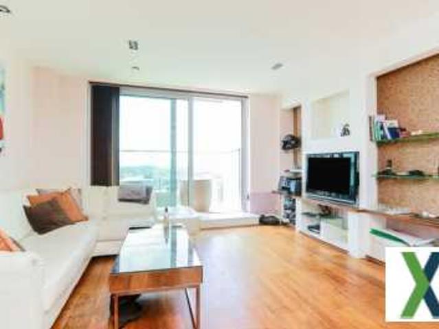1 bedroom flat in Pan Peninsula Square, London, E14