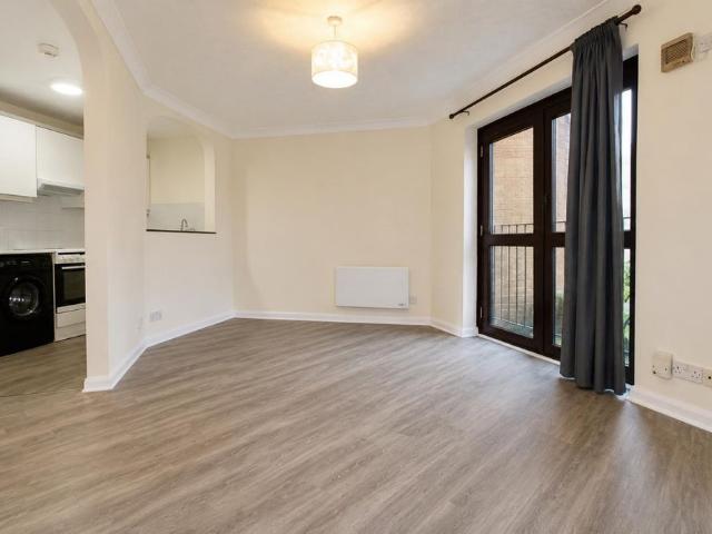 1 Bedroom Flat Purpose Built To Let
