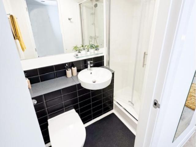 1 bedroom Flat share To Let