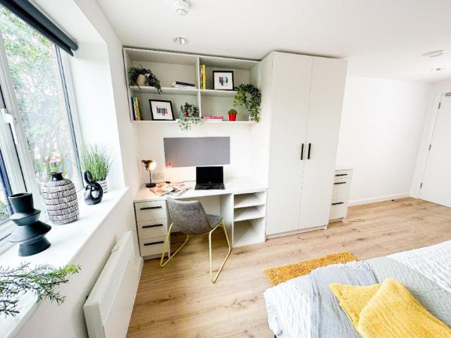 1 bedroom Flat share To Let