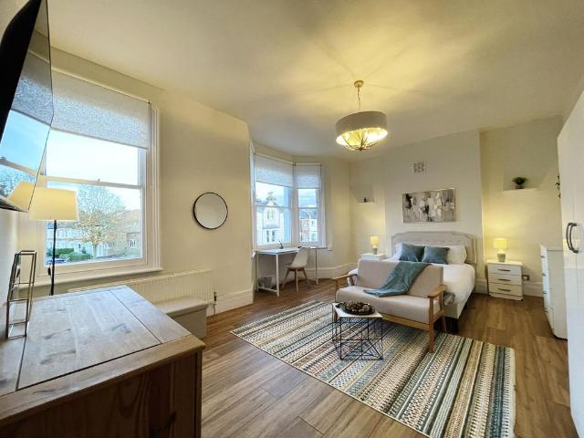 1 bedroom flat share to rent