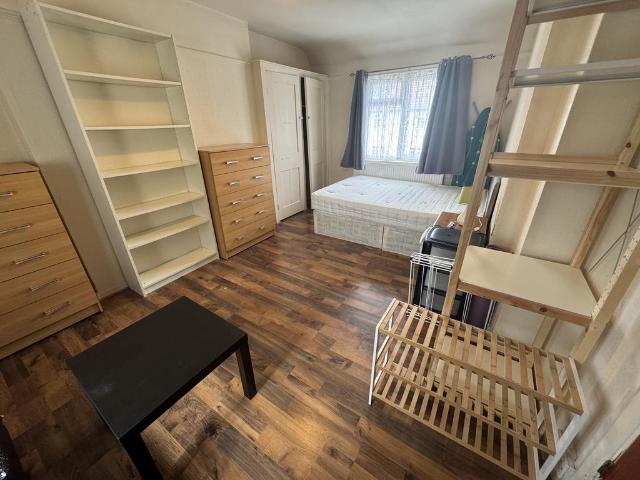 1 bedroom flat share to rent