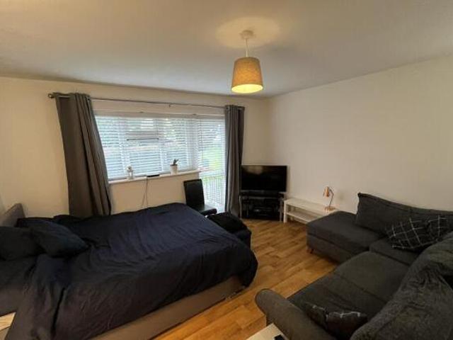 1 Bedroom Flat Share For Rent In The Avenue