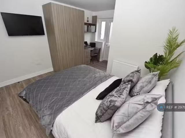 1 bedroom flat share for rent in Windsor Court A Derby Stree.