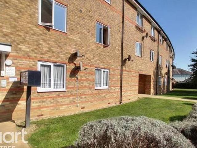1 bedroom flat share for rent in Nottage Crescent CM7