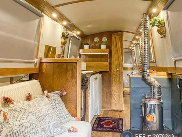 1 bedroom house boat to rent