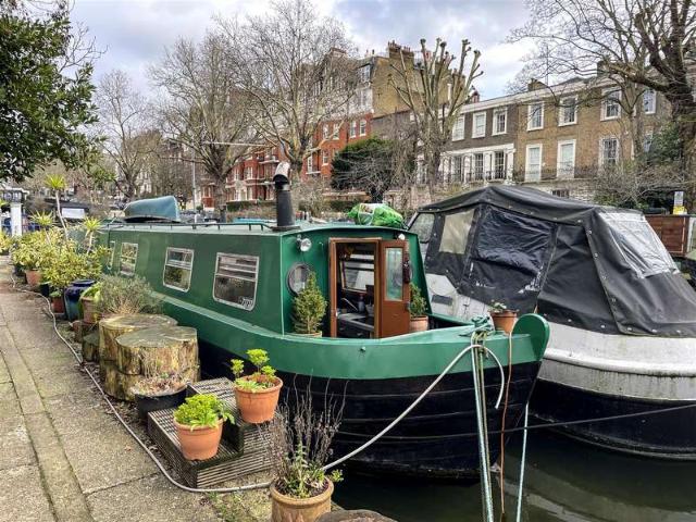 1 Bedroom House Boat Character Property