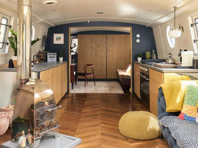 1 Bedroom House Boat Character Property