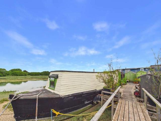 1 Bedroom House Boat Character Property