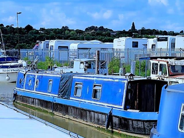 1 bedroom house boat for sale
