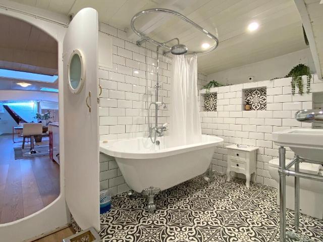 1 bedroom house boat for sale