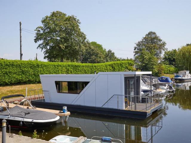 1 bedroom house boat for sale