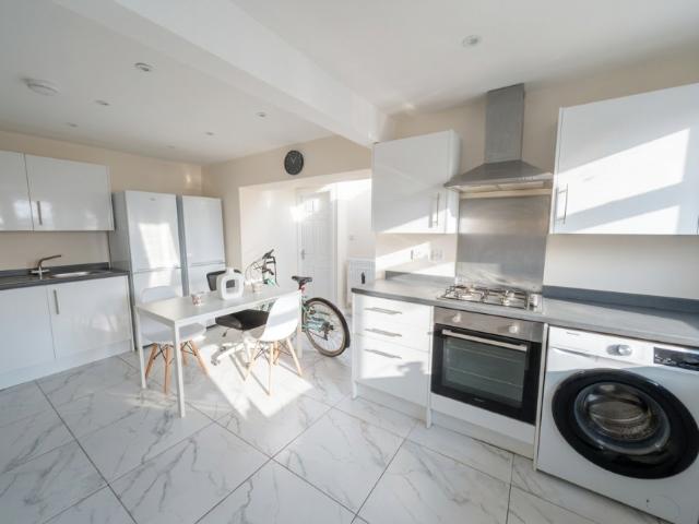 1 Bedroom House Beeston East Midlands 103487457