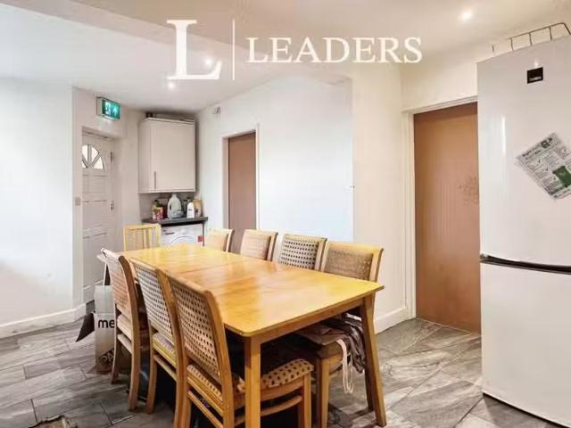 1 bedroom house for rent in Holywell Drive, Loughborough, Leic.