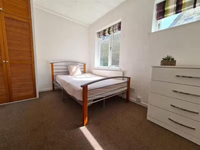 1 bedroom house for rent in Rooms available at 30 Newmarket Ro.