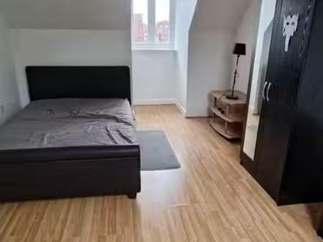 1 bedroom house for rent in Radnor Close, London, CR4