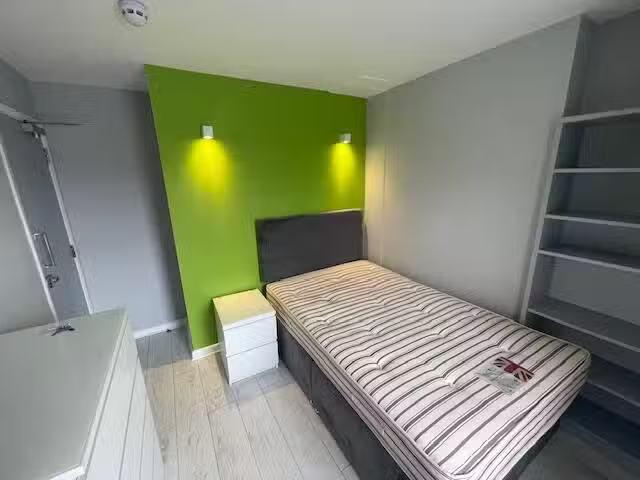 1 bedroom house of multiple occupation for rent in Fore Street.
