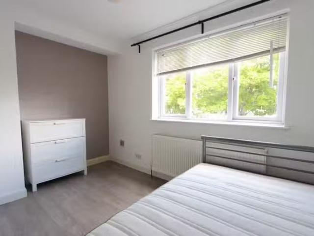 1 bedroom house of multiple occupation for rent in Goldings Cr.