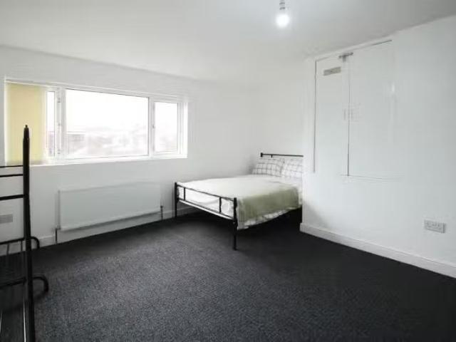 1 bedroom house of multiple occupation for rent in Newington W.