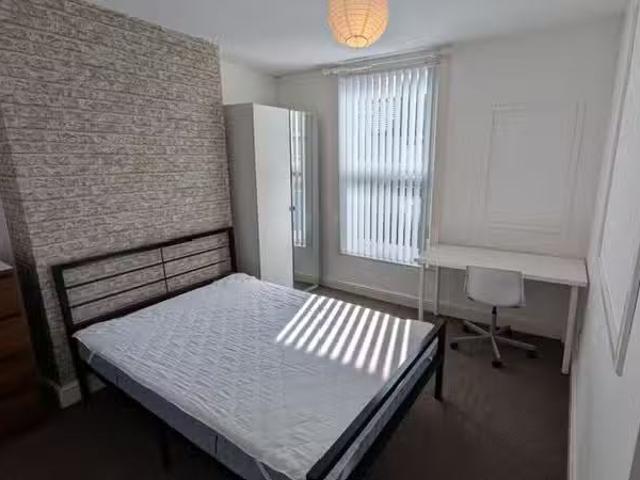 1 bedroom house share for rent in 4 Bed Barrington Road, L15