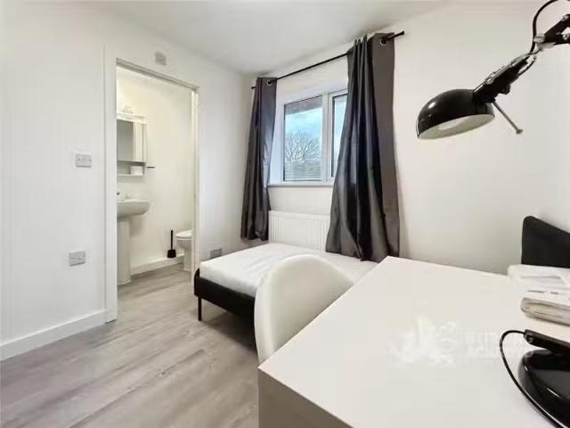 1 bedroom house share for rent in Cobbett Road, Guildford, Sur.