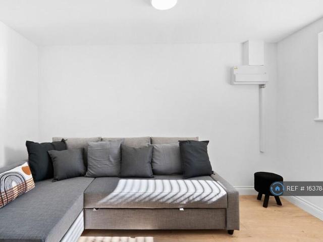 1 bedroom house share for rent in Carmichael Road, London, SE25