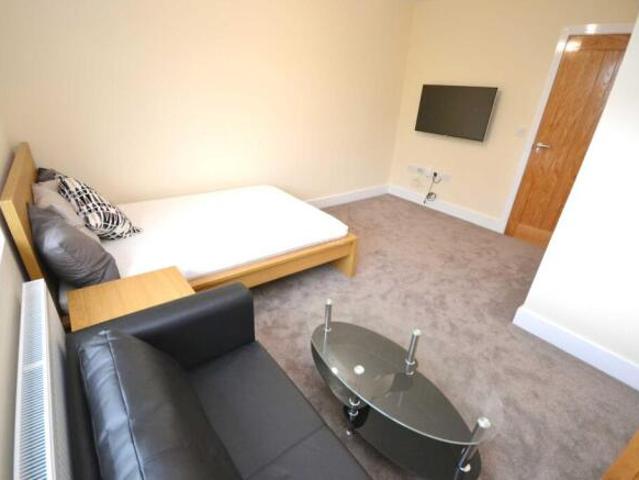 1 bedroom house share for rent in Church Road, Reading, Berkshire, RG6 1HW, RG6