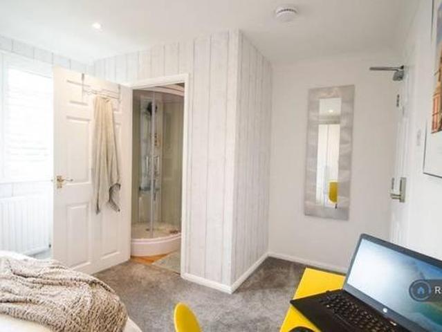 1 bedroom house share for rent in Crediton Close Reading RG5