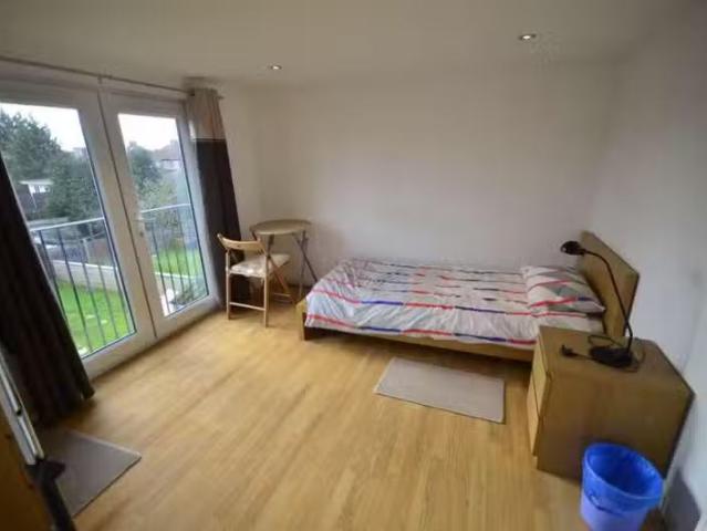 1 bedroom house share for rent in Green Court Avenue, Edgware.