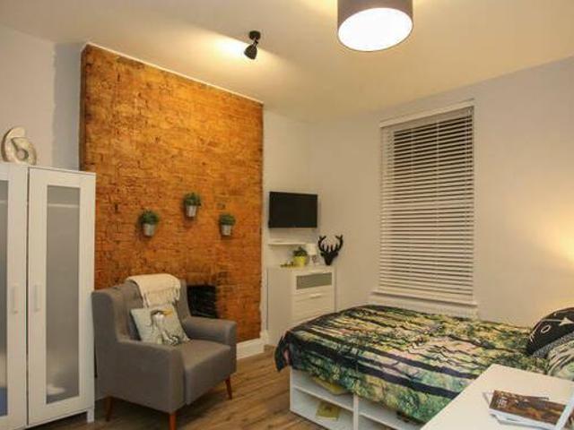 1 bedroom house share for rent in Ensuite Room Town Centre Furnished Bills included LU1