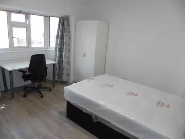 1 bedroom house share for rent in Hillview Crescent, Guildford.