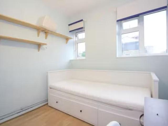 1 bedroom house share for rent in Langdon Court, City Road, EC1V