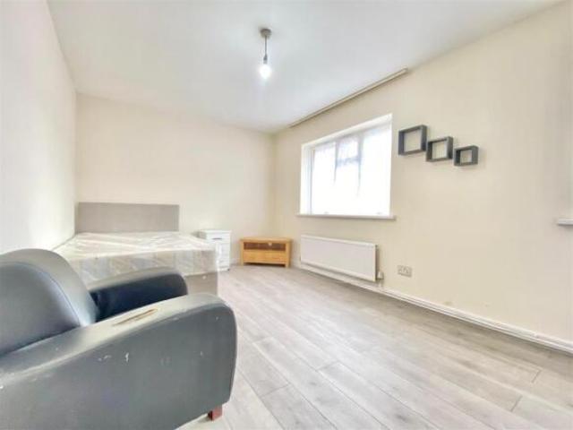 1 bedroom house share for rent in Merlin Crescent, Edgware, HA8