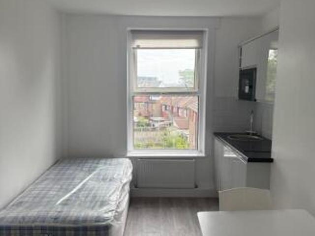 1 bedroom house share for rent in Stuart Crescent, Wood Green, Haringey, London, N22