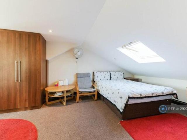 1 bedroom house share for rent in Station Road, London, TW3