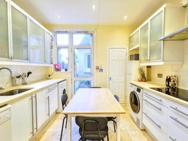1 bedroom house share for rent in Priory Villas, Colney Hatch Lane, N11 3DB, N11