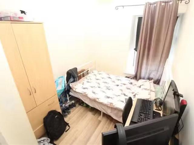 1 bedroom house share for rent in Queen Street, Treforest, CF37