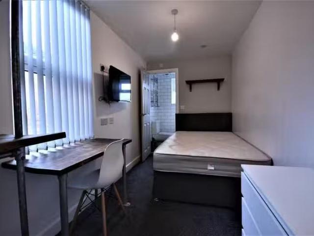 1 bedroom house share for rent in Room 4 of 5, Bolingbroke Roa.
