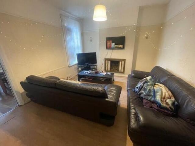 1 bedroom house share for rent in Room 4 Jubliee Drive, L7