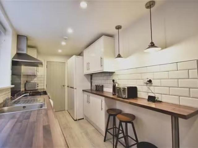 1 bedroom house share for rent in Room 1 of 5, Bolingbroke Roa.