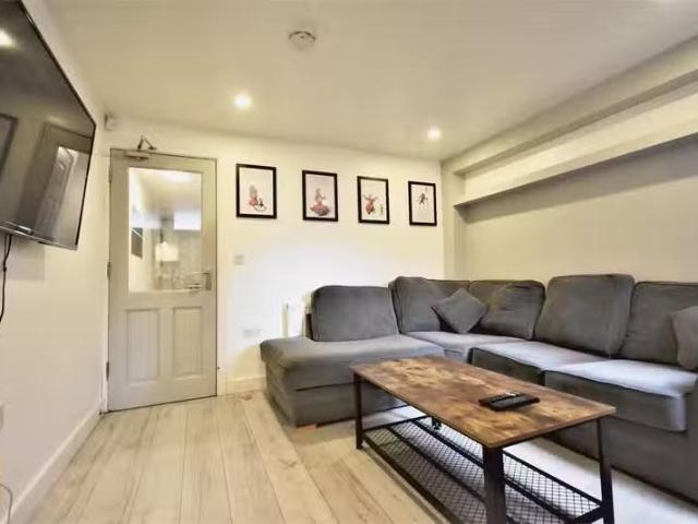 1 bedroom house share for rent in Room 2 of 5, Bolingbroke Roa.